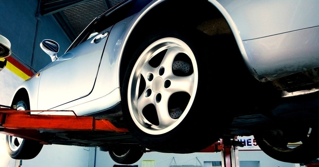 The Dos and Don’ts of Storing Vehicles on a Lift
